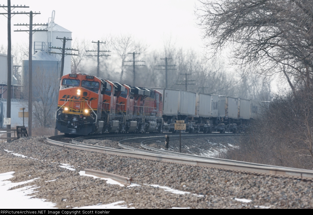 BNSF 7587